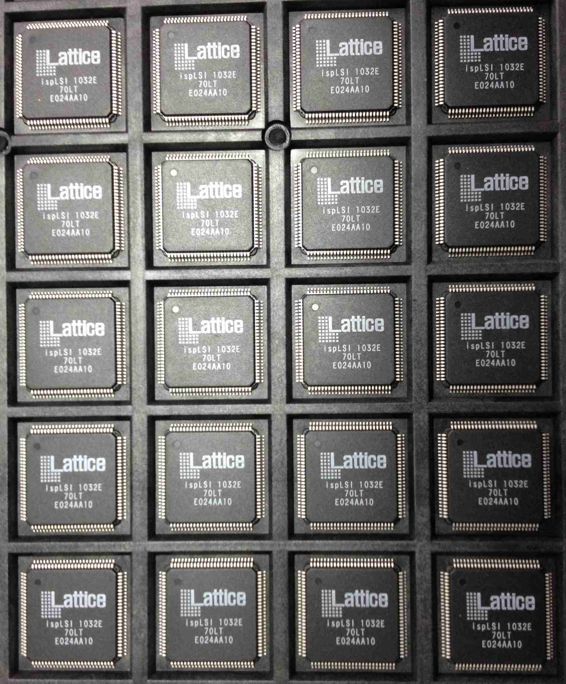 [V] CPLD Lattice iSPLSI1032E - Mikrocontroller.net